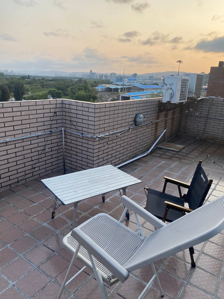 開闊大陽台-日光充足通風好,可開伙自煮、可洗衣,復興崗站步行6分鐘,無電梯,獨旅可談 - 淡水區