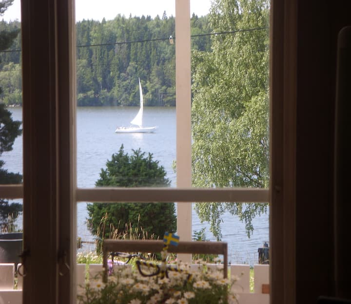 Cozy Cabin With Lake Views - Södertälje