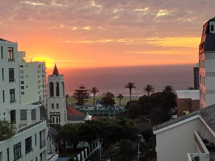 Sea Views, Sunsets, Shops - Location! - Cape Town
