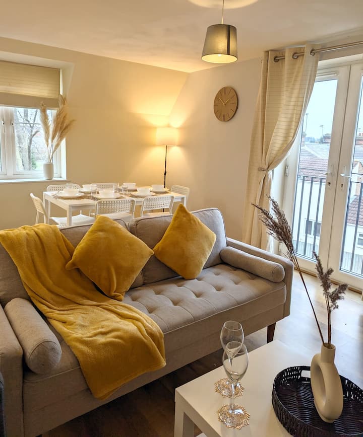 Modern 2-bed 1-bath Flat With Parking (Sleeps 5) - Ipswich