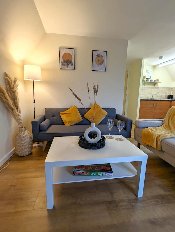 2-bed 1-bath Flat | Sleeps 5 | Contractors - Stowmarket