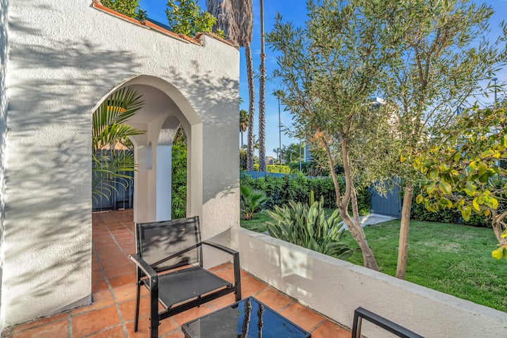 Modern Gated Villa W/bbq+parking+firepit - West Hollywood, CA