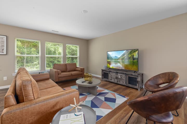 Spacious Home, Large Groups, 5mi From Dt Raleigh! - Raleigh, NC