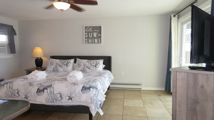 Ocean View King Bed With Kitchenette And Balcony - Hampton Beach, NH