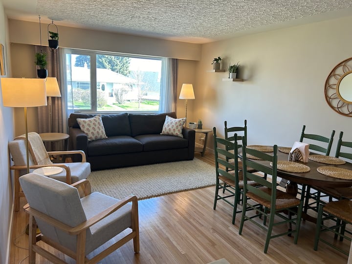 Spacious And Bright Inner City Duplex - Calgary