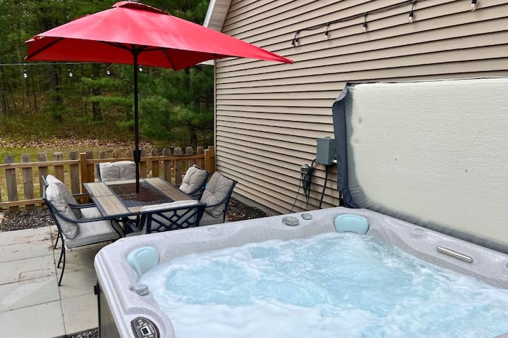Pentwater Retreat With Hot Tub - Pentwater, MI