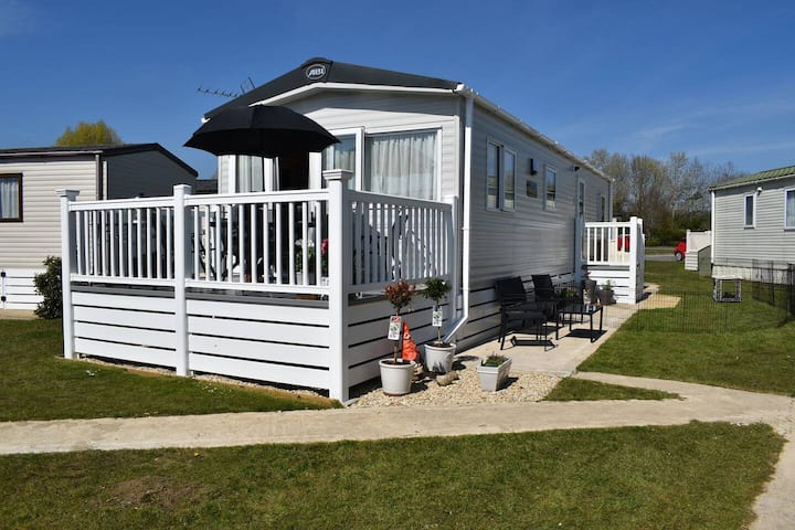 The Lakeside Retreat - Doggy And Child Friendly - South Cerney