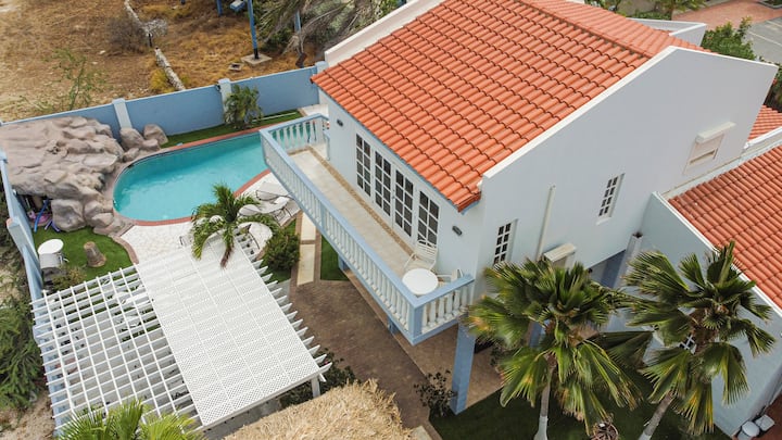 Cozy 2br Retreat • Private Balcony •Great Location - Aruba