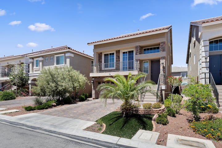 Spacious 5 Bedroom Home - Las Vegas, NV