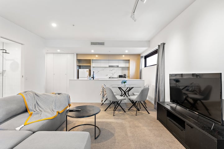 South Brisbane Gem: Comfy 1br Apt + Free Parking - Windsor, Australia
