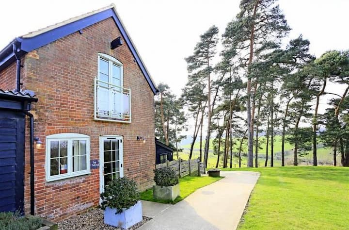 Parlour: Peaceful Getaway With Mesmerising Views - Ipswich, UK