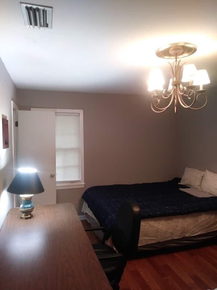 Beautiful Spacious Garden House - Mobile, AL