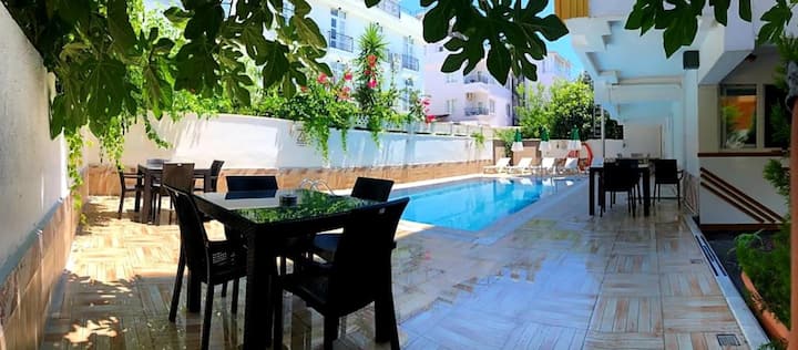 Hotel With Pool Next To Beach - Antalya