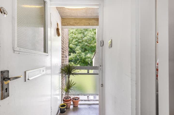 Spacious Flat By The Park - London