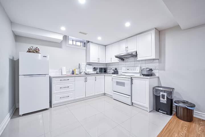 3 Bedroom Basement Suite With Free Parking - Vaughan