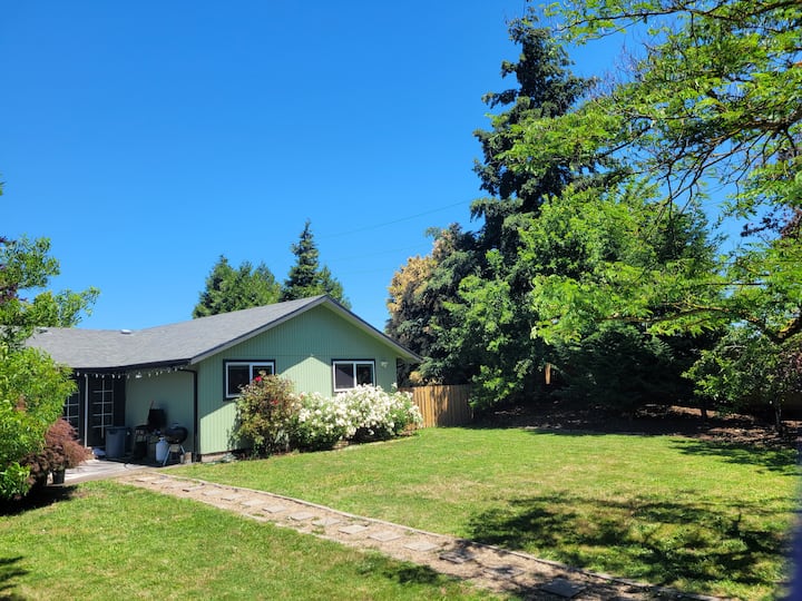 Cozy And Newly Remodeled Home Near Autzen Stadium - Eugene, OR