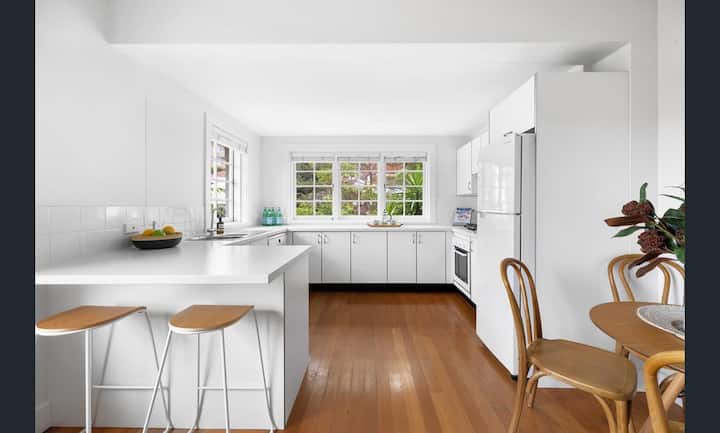 Beachside Apartment With Sun-drenched Balcony - Bondi Beach