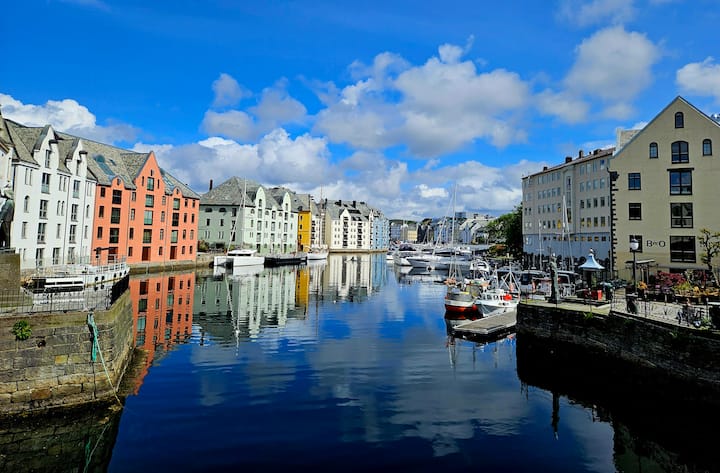 Rom I Sentrum Av Byen Med Tv Og Delt Bad. - Alesund