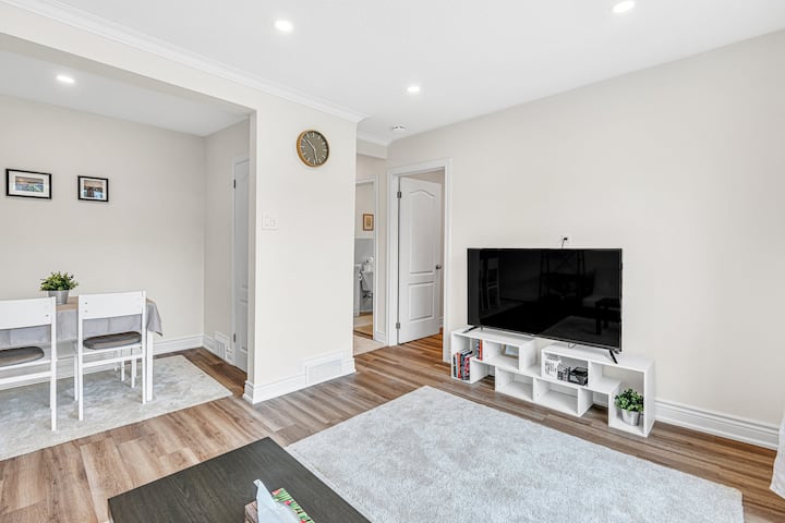 Cozy 2br Home With Workspace | Toronto Retreat - 