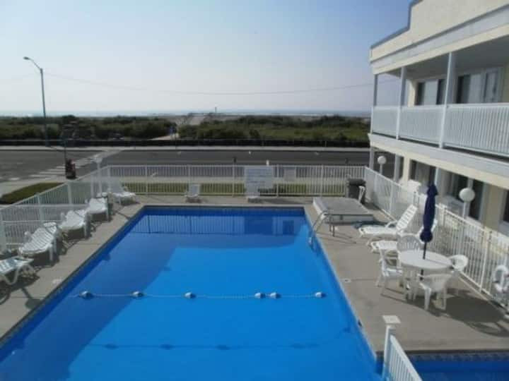 2 Bedroom Ocean View & Pool. - Stone Harbor, NJ