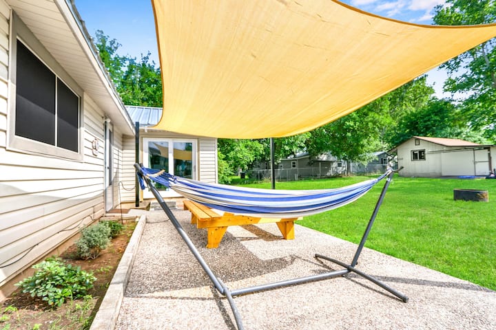 Lakeside Oasis |Pet Friendly| Pool Table |Sleeps 7 - Seguin