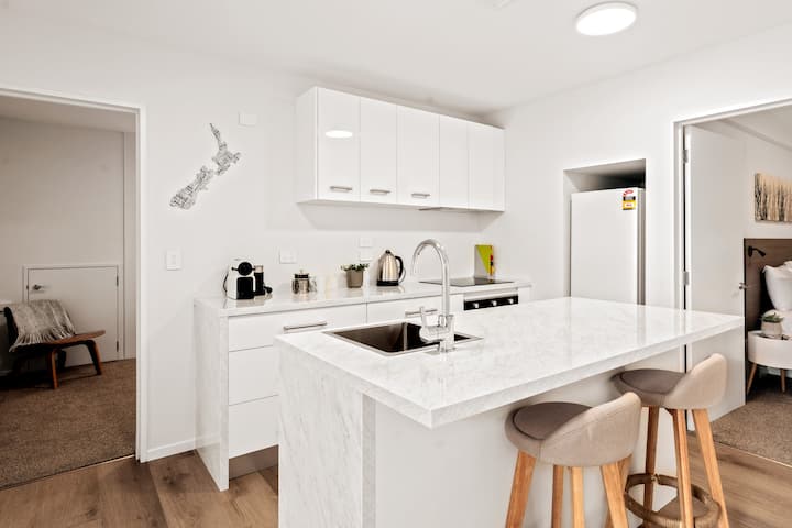 Hylton Hideaway - New Apartment, Flat Walk To Town - Queenstown