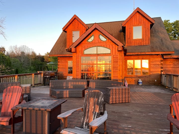 Sunset Waterfront Cottage - Prince Edward