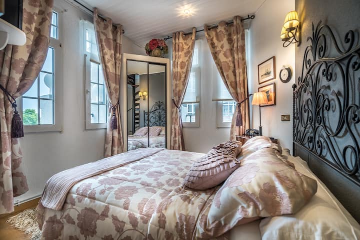 Habitación En El Torreón De Un Hotel Frente Al Mar - Santander, Spain