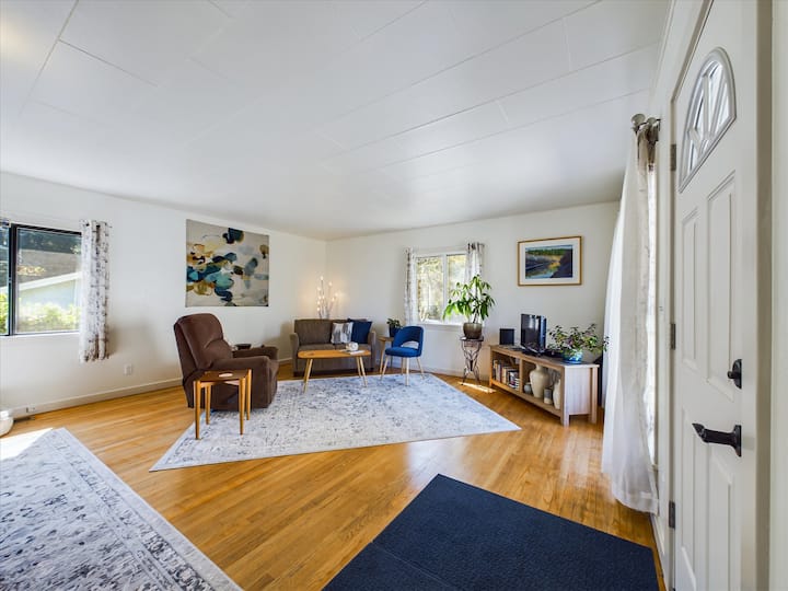Quiet, Cozy, Two Bedroom Home. - Arcata, CA