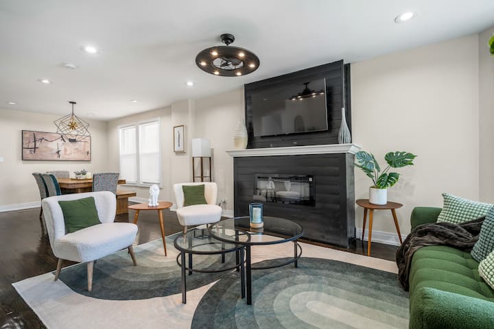 Spacious / New - 8bd/4bth - Sleeps 16 + Garage! - Chicago