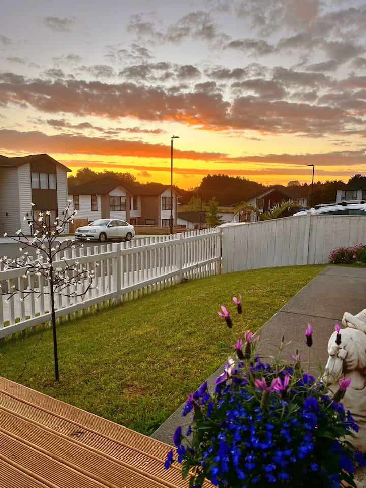 Cozy Holiday Home 1 Single ~ (1 Guest) - Waiwera