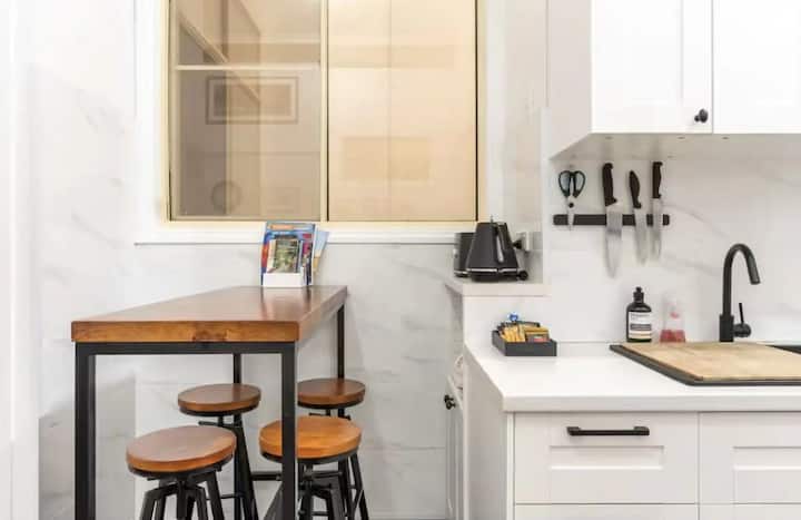High Ceiling 2br In City With Brand New Ac - Spring Hill
