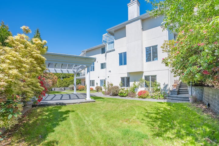 Renovated 2-bedroom Suite With Private Backyard - North Vancouver