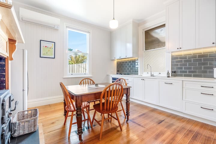 Cosy Upgraded Character Home In Leafy West Hobart - Hobart