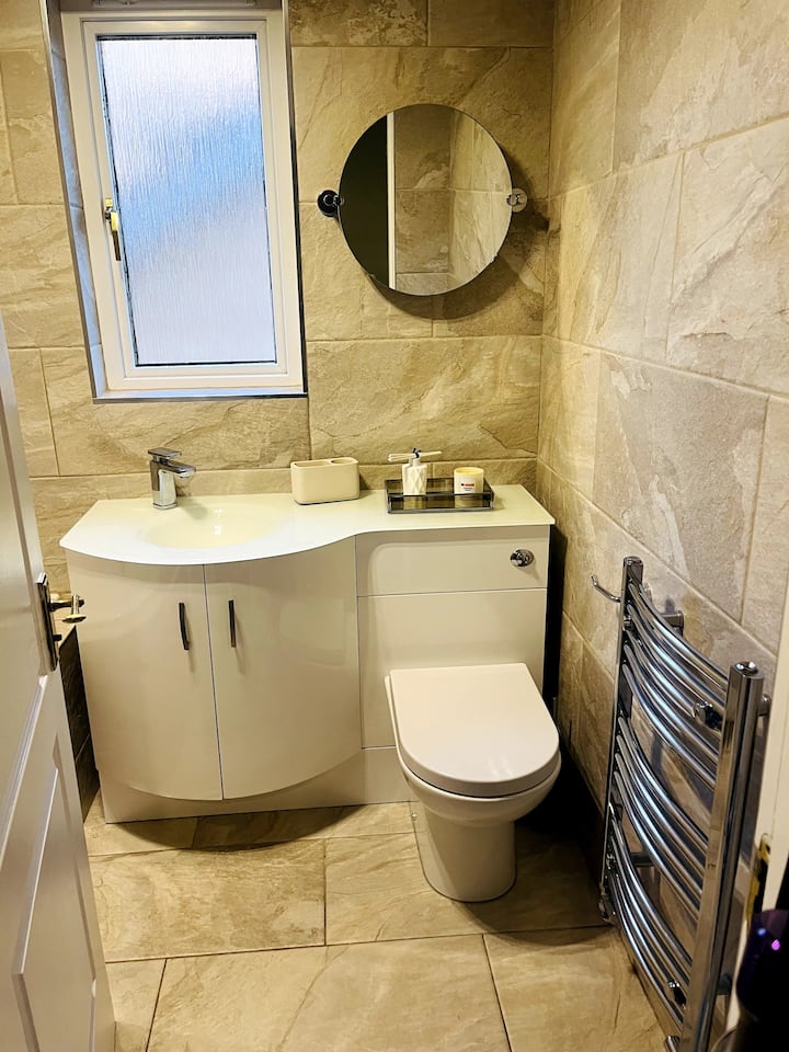 Large Double Bedroom - Hamilton