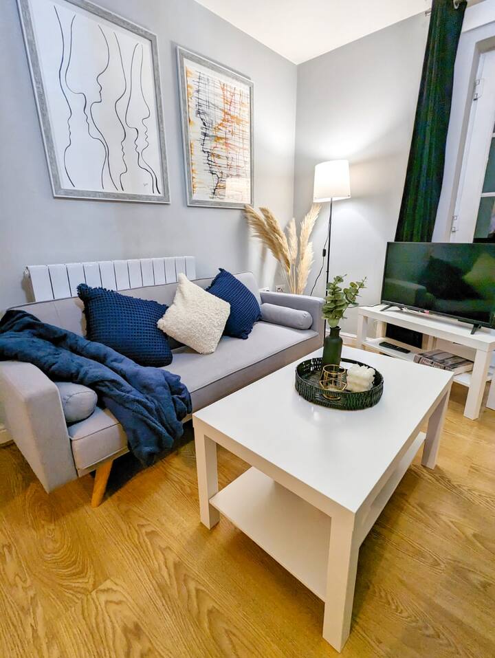 Contemporary 2-bed Maisonette (Sleeps 5) - コルチェスター