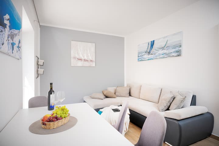 Beachfront 1br Near Zlatni Rat - Bol
