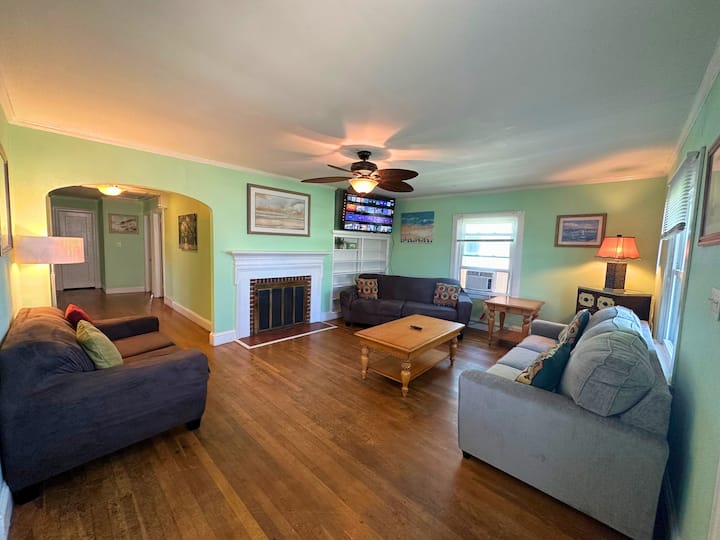 Sleeps 16. 4br/2ba Beach Home Downtown - Ocean City, MD