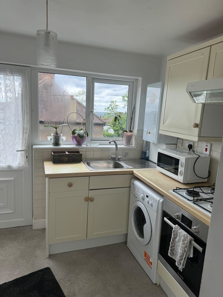 2 Bedroom Cosy Flat - London