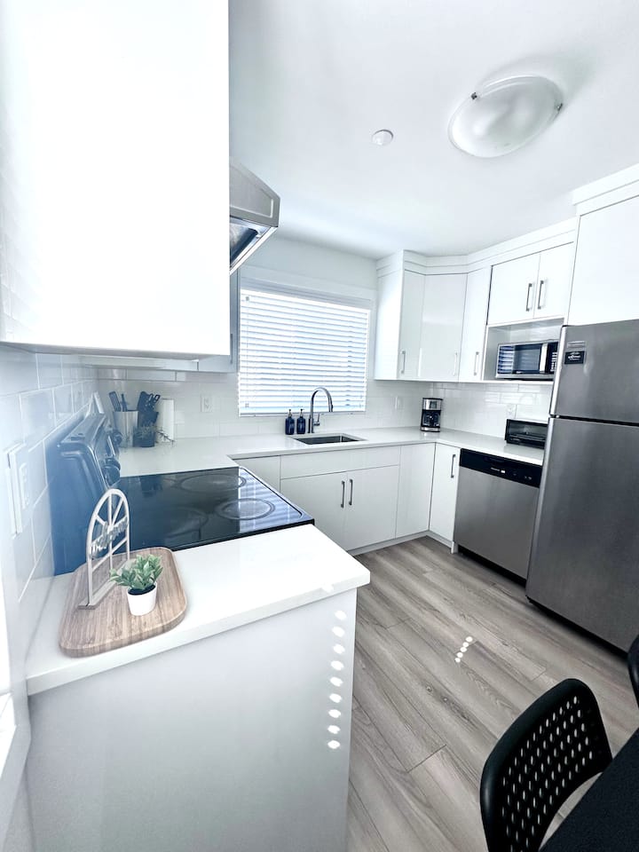 New Charming Cozy Modern Guest House - Vancouver