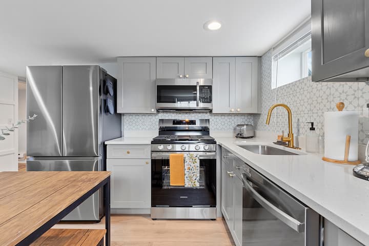 2br • Pets Ok • Park 2 Cars • Laundry • Fast Wifi - Denver, CO