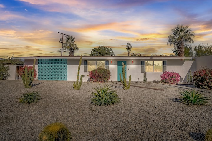 Warm Mid-century Home, New Pool - Palm Springs, FL