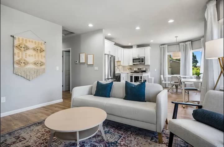 Sparkling New 2br Near Bart - Oakland, CA