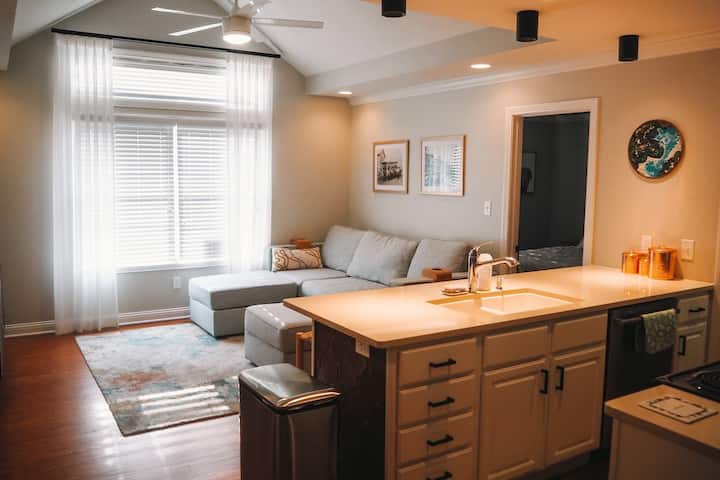 Modern & Stylish Downtown Apt - Indianapolis, IN