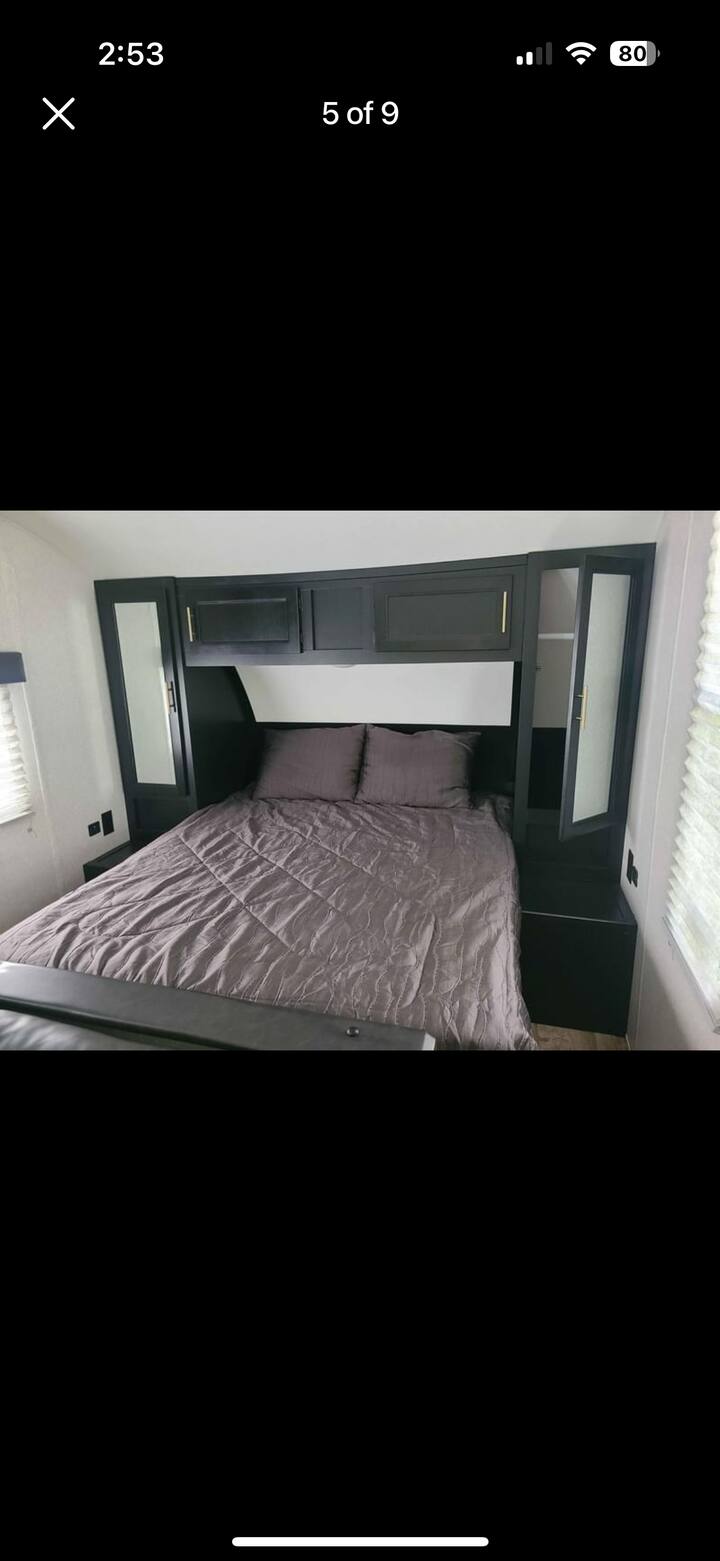 Walking Distance To Lambeau Field Camper Greywolf - Green Bay, WI