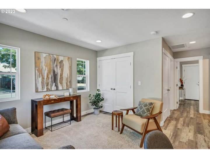 Beautiful 1 Bedroom Getaway With Washer & Dryer - Salem, OR