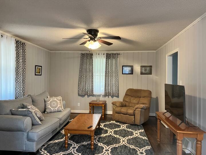 Cozy City Home Greenwood - Greenwood, SC