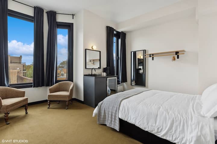 Logan Square Hotel Room 204 - Chicago, IL