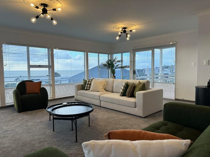 Hamblyn Heights: Seaside Escape In New Plymouth - New Plymouth