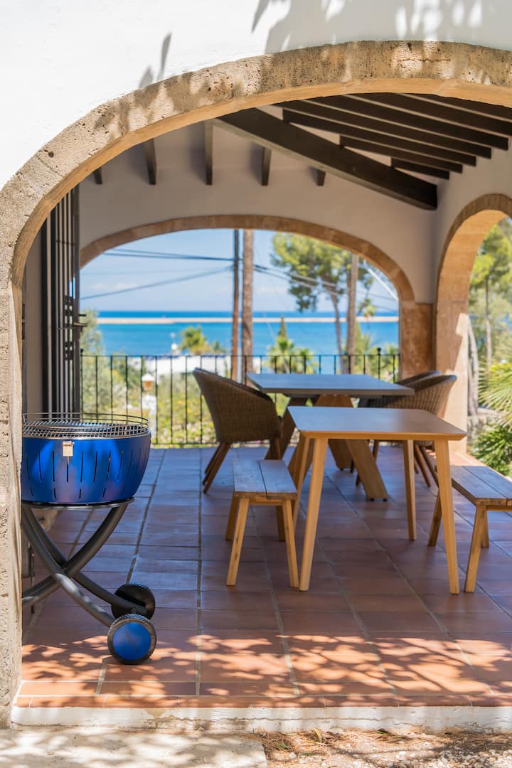 Villa In Denia: Beachfront With Bbq - Dénia